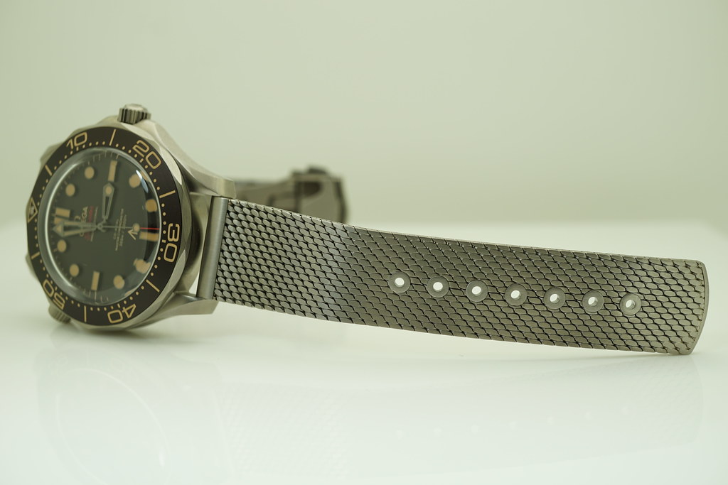 LIKE NEW Omega SEAMASTER DIVER 300M 007 JAMES BOND TITANIUM MESH ...